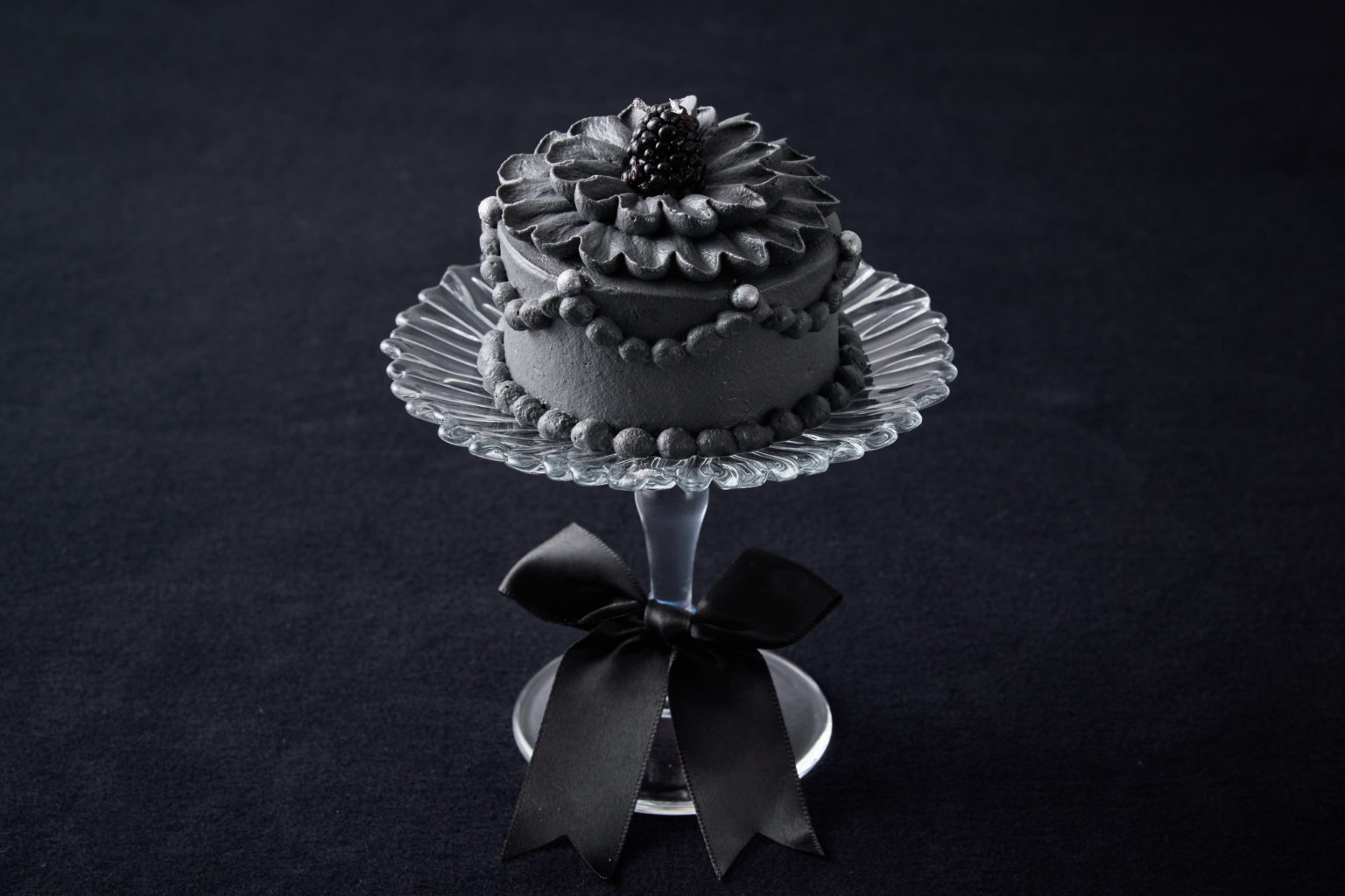 完売続出！SNSで話題沸騰の“黒すぎるショートケーキ”とは | Cake.jp マガジン